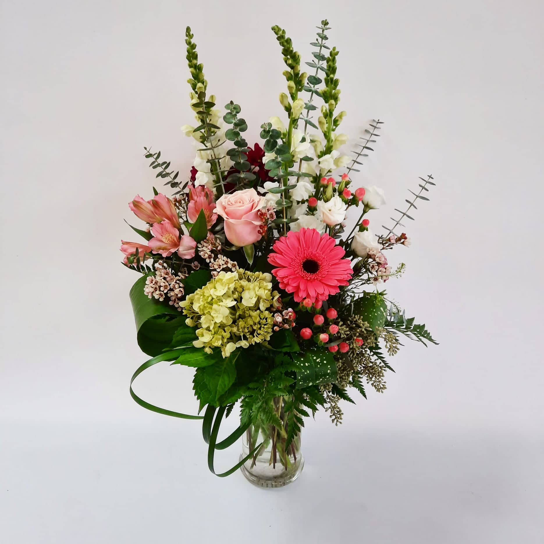 Arrangement dans un vase teintes de rose et blanc/RF-A104 – Rita Fleuriste
